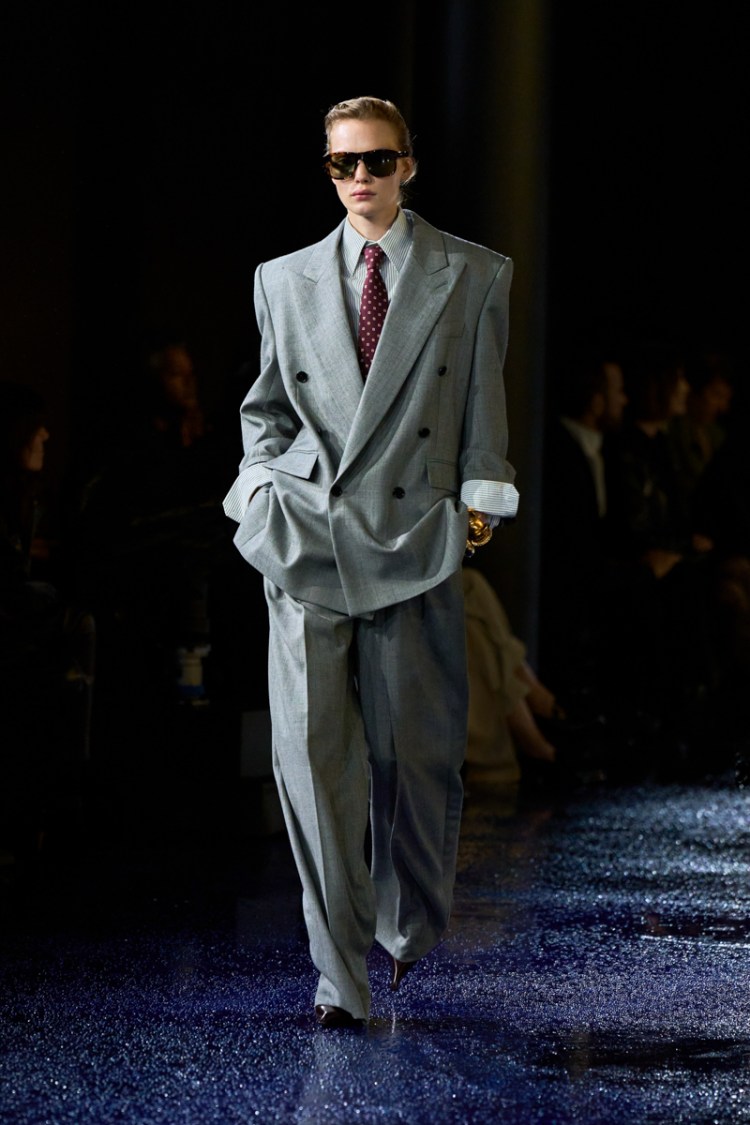 【2025春夏時裝週】Saint Laurent霸氣風範大獲好評！5大亮點：超寬肩西裝、錦緞刺繡夾克，Rosé化身「復古女伶」展現高衣Q | Bella.tw儂儂